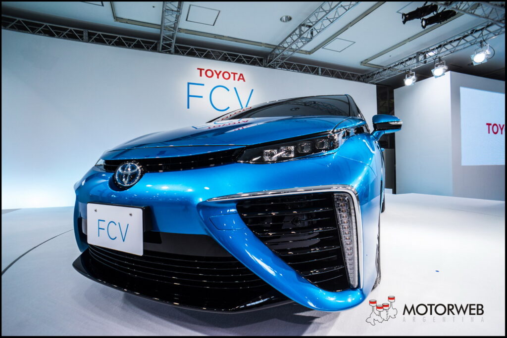 Toyota lanza el FCV, su primer auto de serie a hidrógeno - Motorweb Argentina