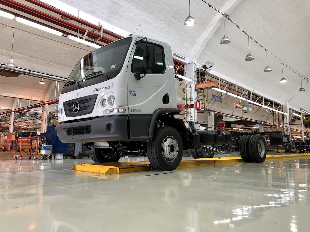 Mercedes-Benz comenzó a producir el Accelo automatizado en Argentina ...