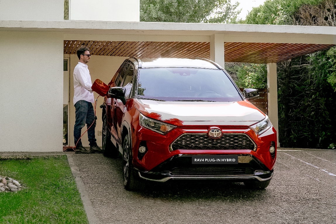 La Toyota RAV4 Hybrid PHEV: enchufable sólo por Kinto